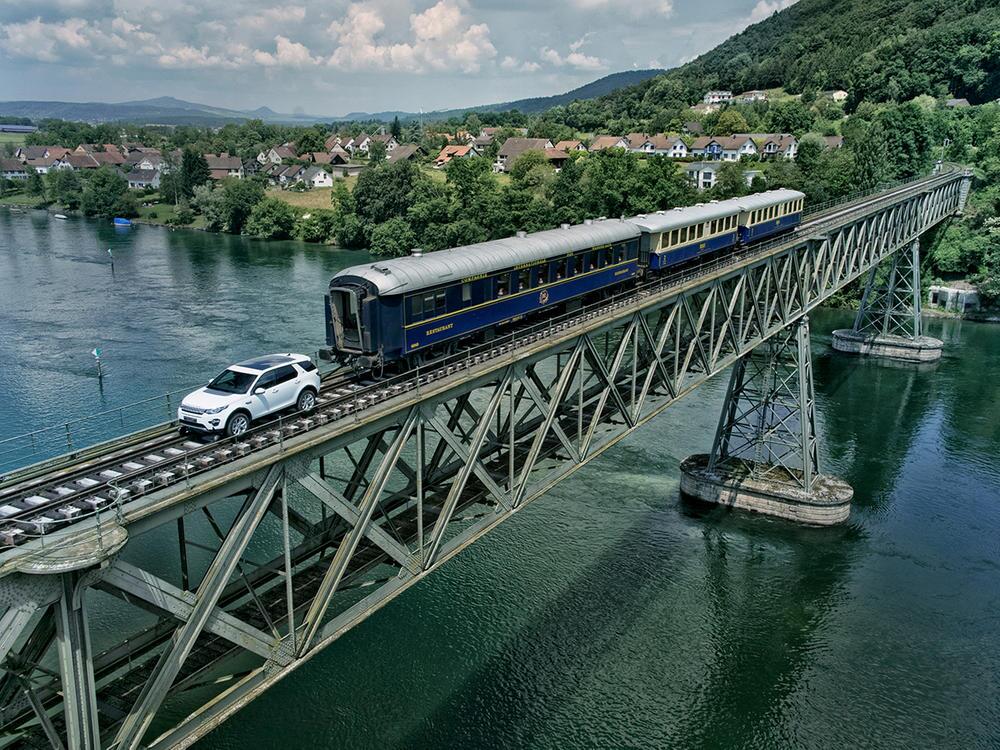 Land Rover Discovery Sport tracte un train de 100 tonnes